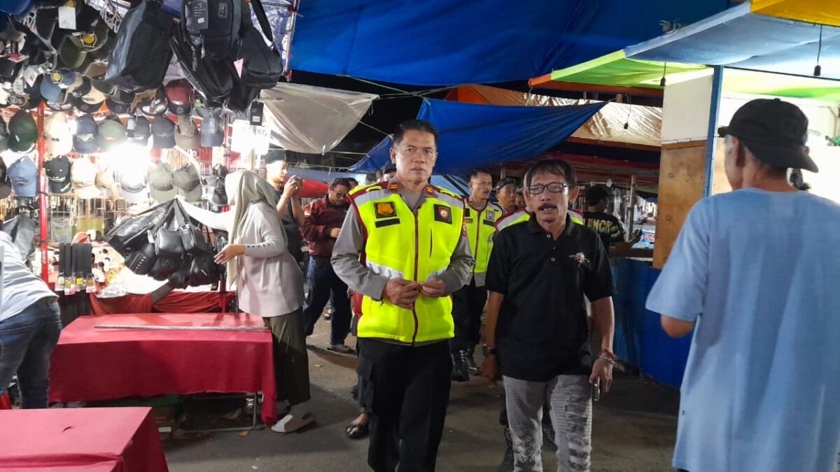 Suasana Pasar Muludan Keraton Kasepuhan Ramai, Aparat dan Laskar Macan ...
